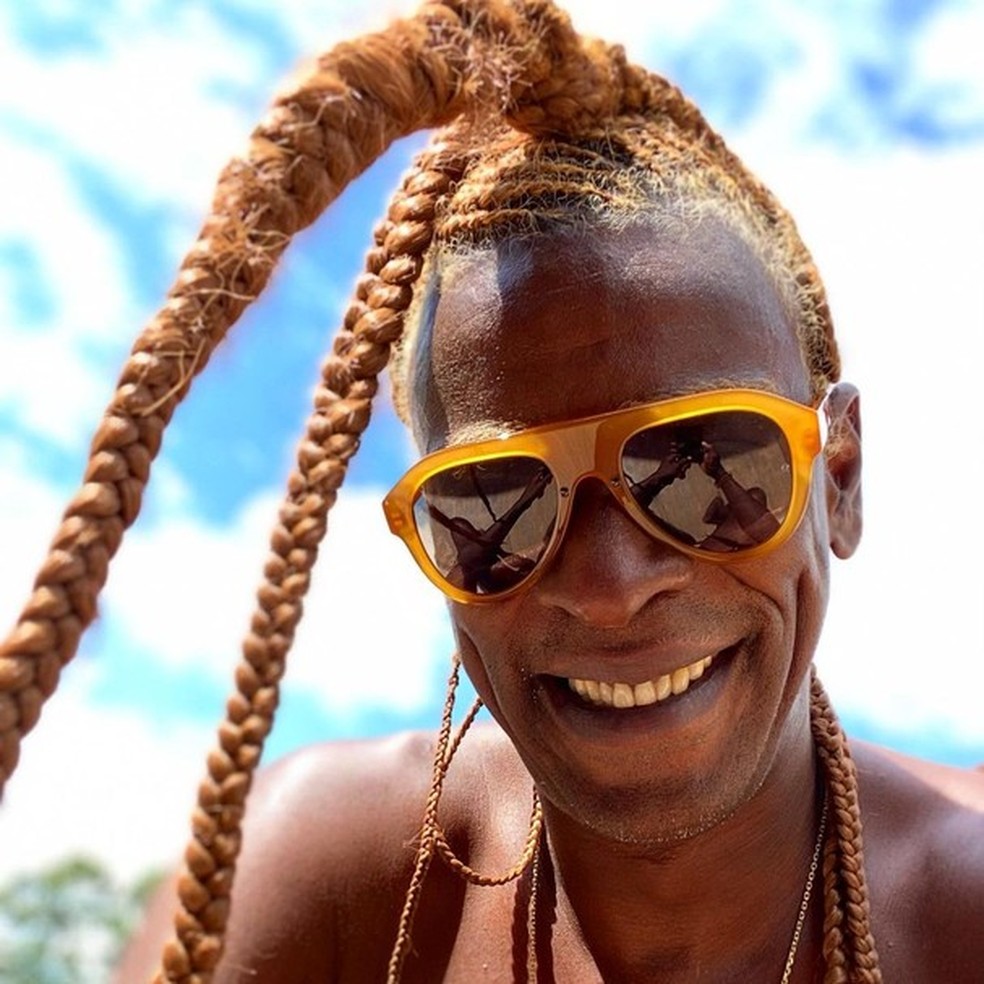 Seu Jorge muda visual novamente e posta foto para os fãs