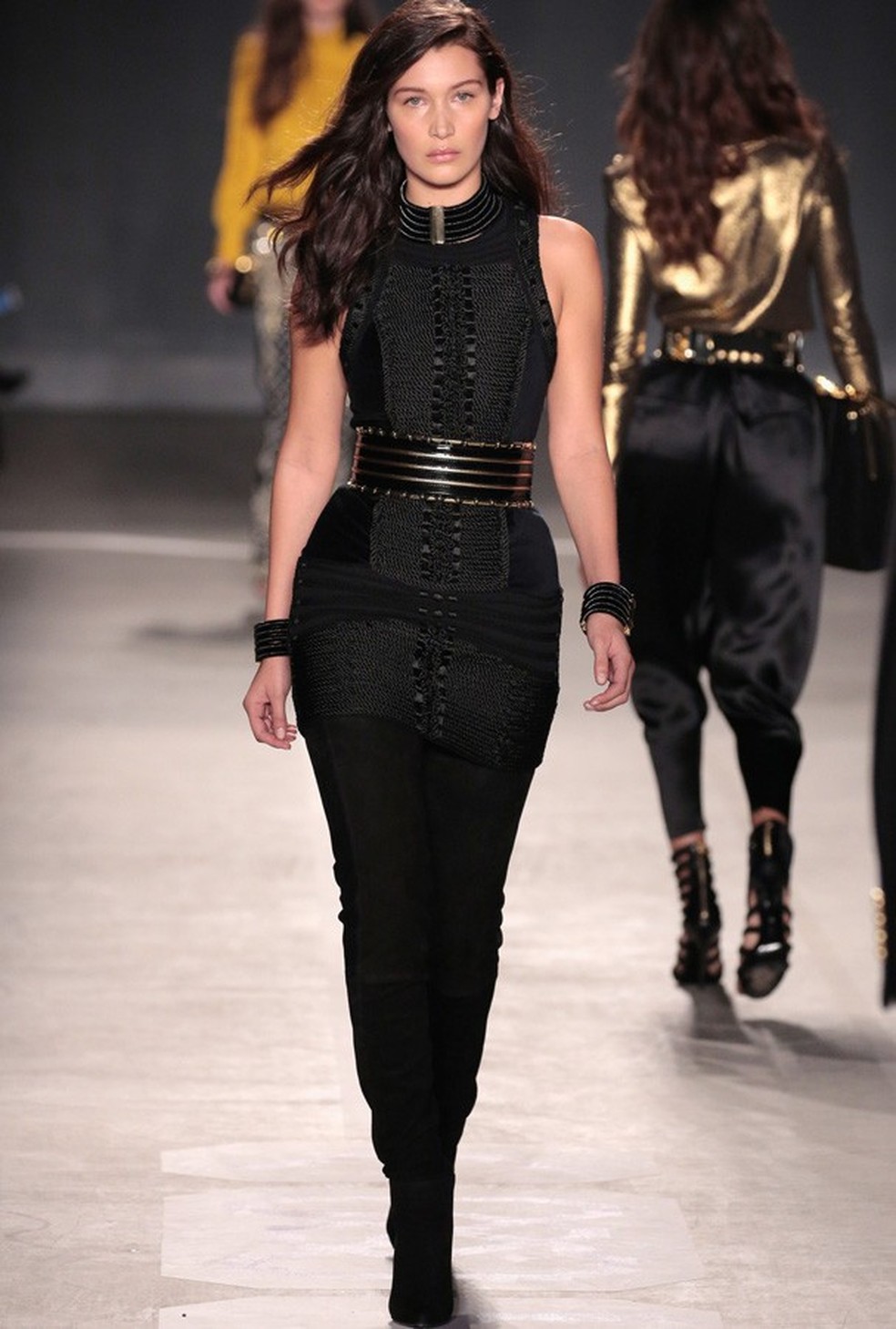 Bella Hadid é eleita modelo do ano em premiação de moda nos EUA