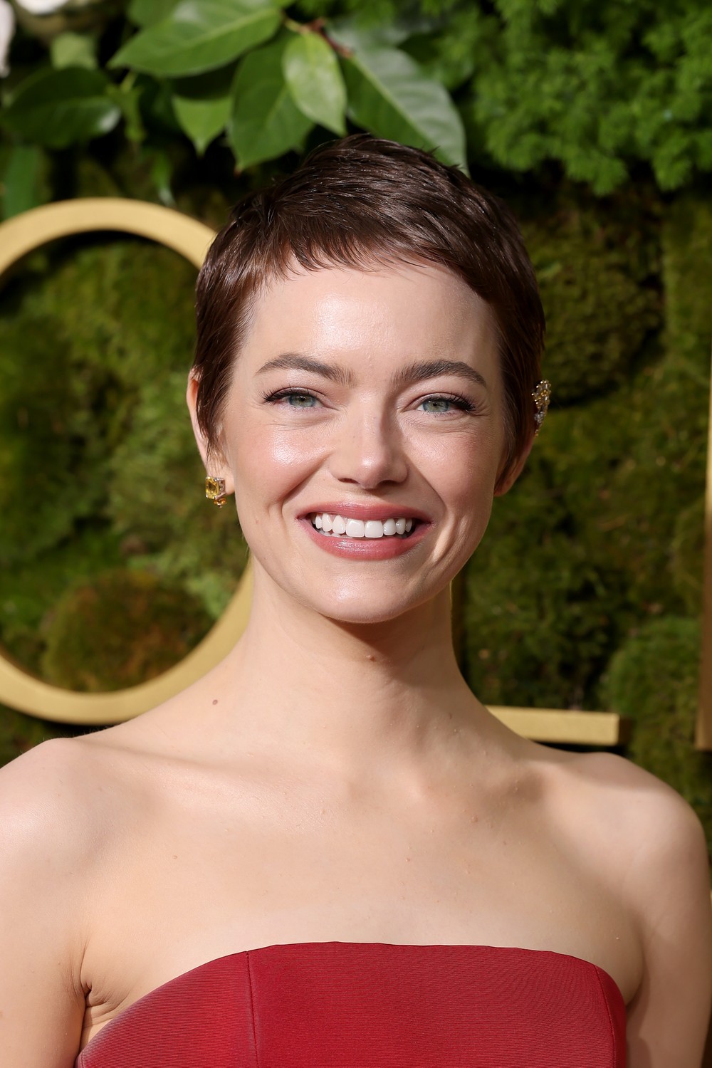 Globo de Ouro 2025: Emma Stone impressiona ao surgir com cabelo curtinho