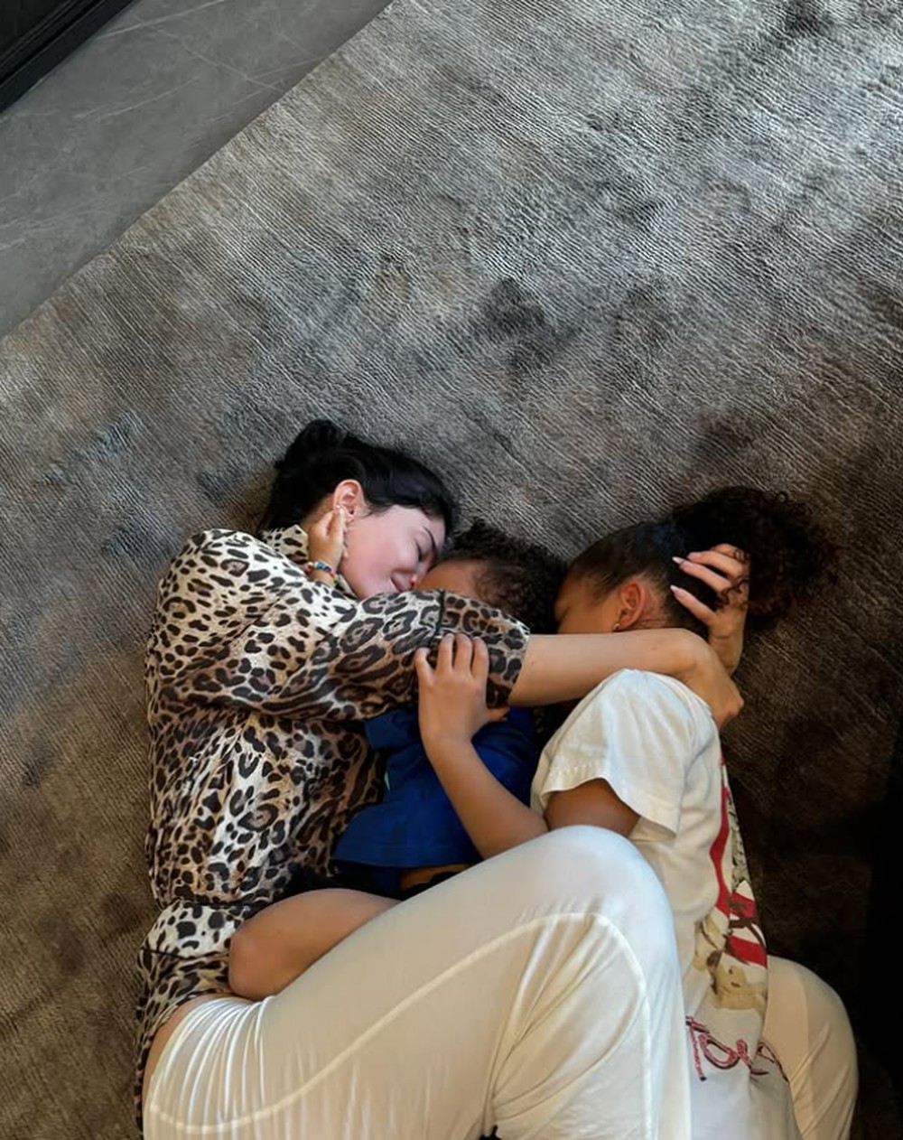 Kylie Jenner mostra momento de carinho com os filhos, Stormi e Aire