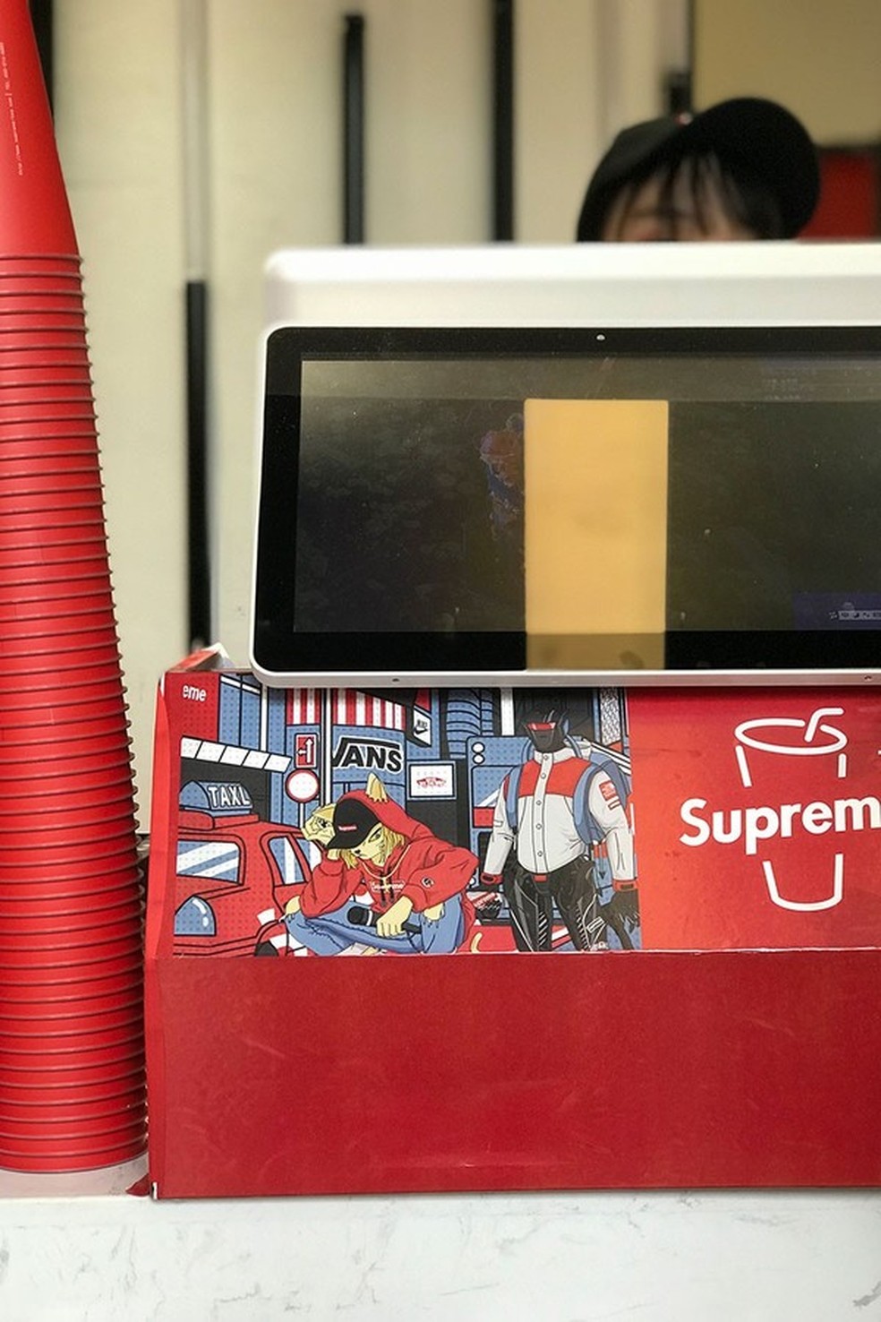 Supreme vira tema de casa de chás na China (e até os copos levam o logo ...