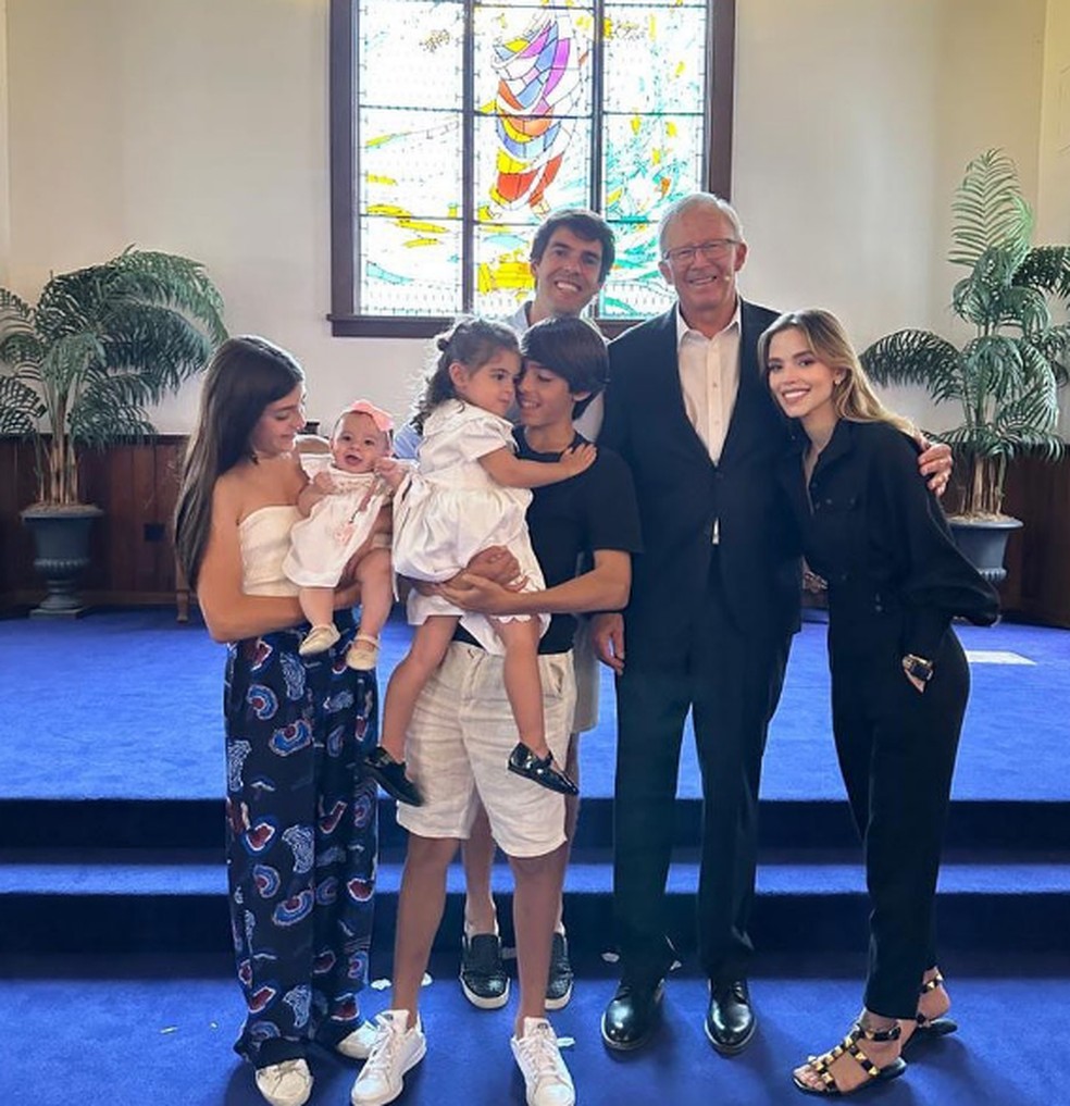 Kaká e Carol Batista Leite apresentam caçula na igreja: 'Te amamos'