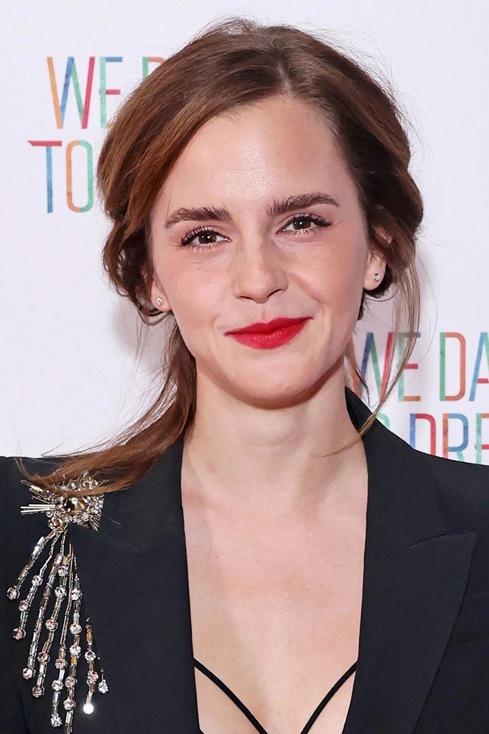 Emma Watson aposta no look com sutiã em evidência para seu grande retorno ao tapete vermelho
