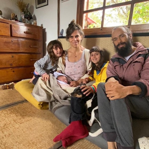 Filha de Ana Maria Braga posa com recém-nascido