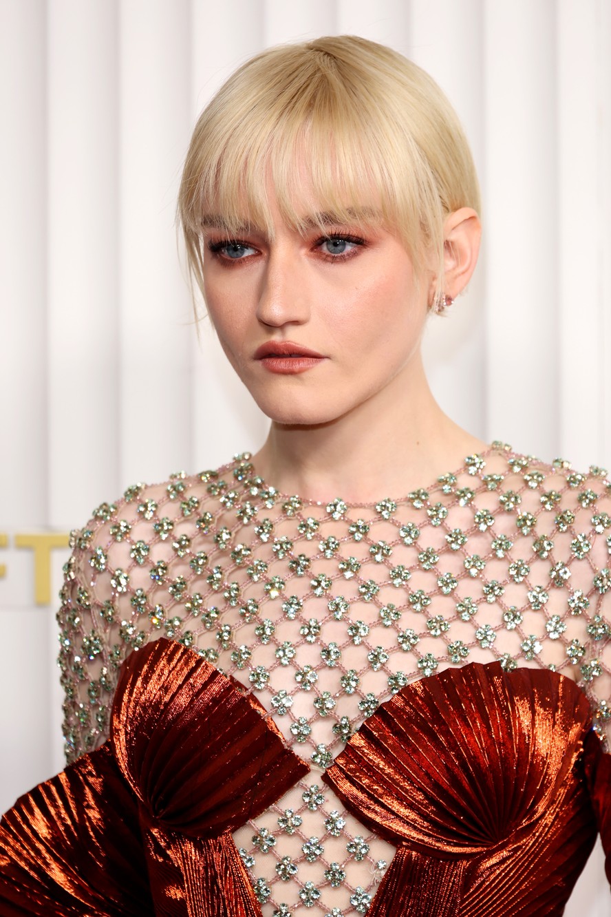 Julia Garner supreende com visual arrojado no SAG Awards 2023