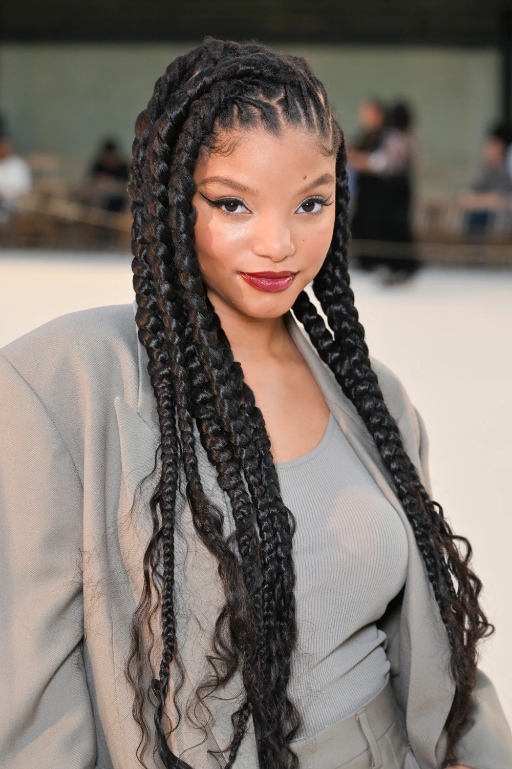 Halle Bailey estreia novo penteado após lançamento de 'A Pequena Sereia'