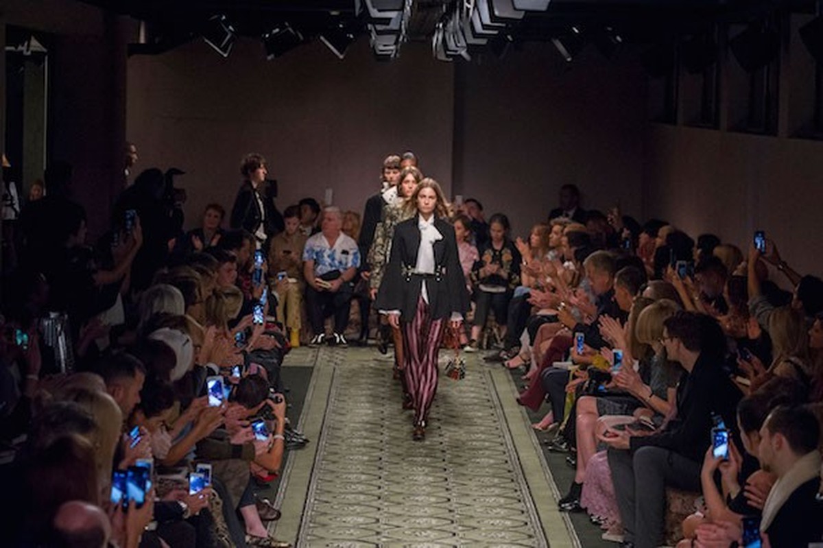 Entenda o que muda com o desfile 'see now, buy now' da Burberry e veja ...