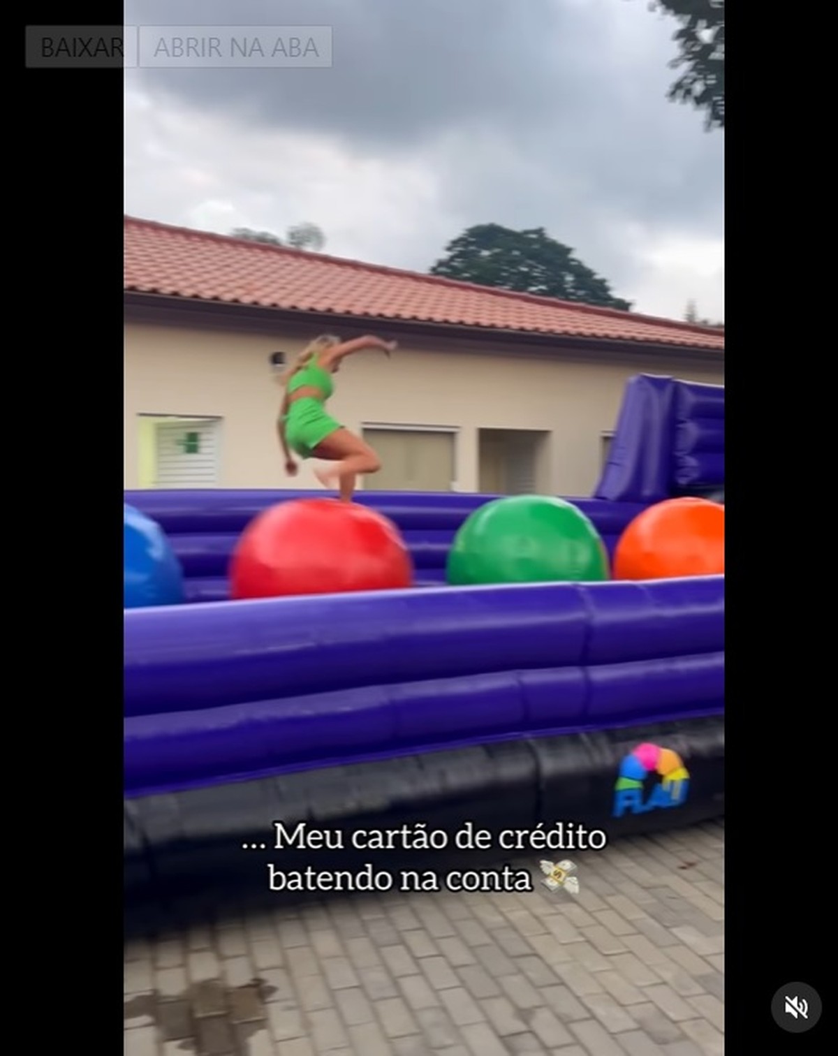 Isabella Santoni cai de brinquedo e compartilha vídeo divertido