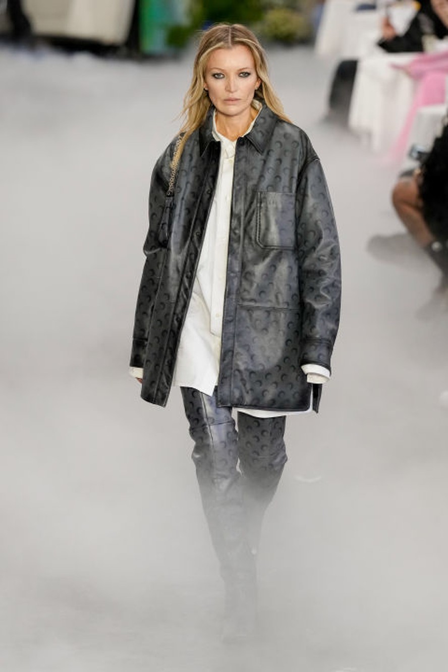Sósia de Kate Moss confunde convidados ao desfilar na semana de moda de ...