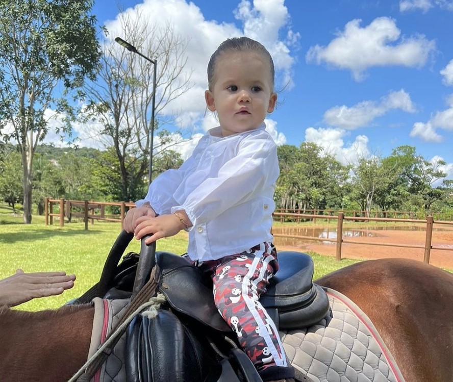 Virginia Fonseca mostra Maria Alice fazendo hipismo: 'A postura da gata'