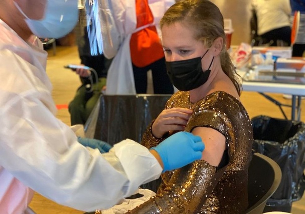 As celebridades internacionais estão lançando uma nova moda: o look ...