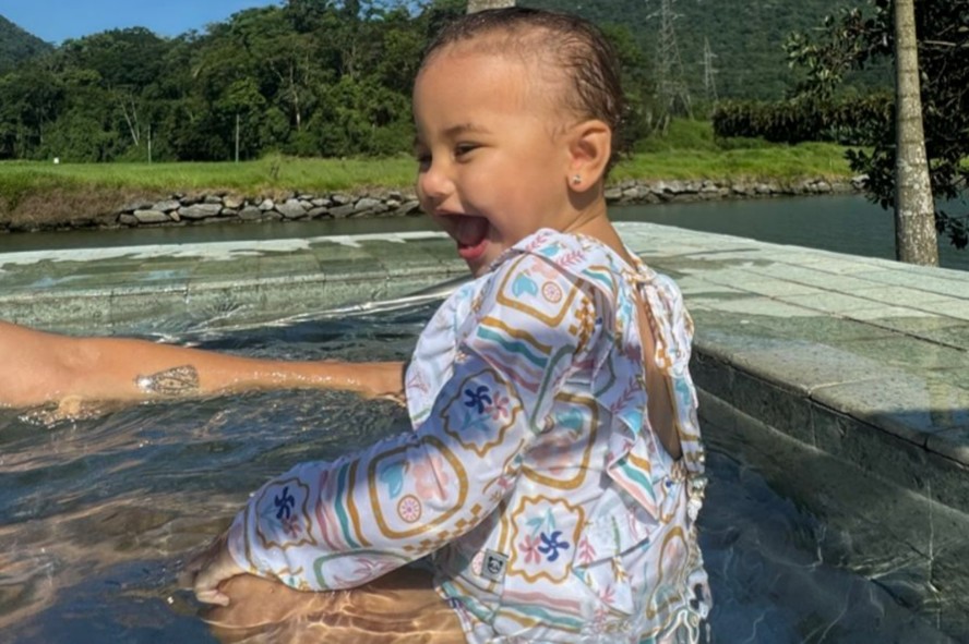 Bruna Biancardi encanta ao mostrar Mavie se divertindo na piscina