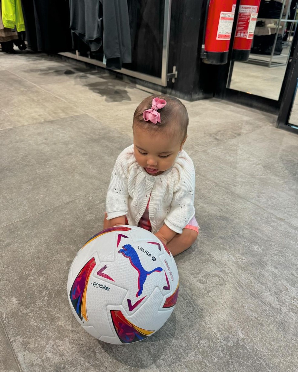 Neymar Jr abre álbum de fotos com a filha, Mavie: 'Puxou a beleza da mãe'
