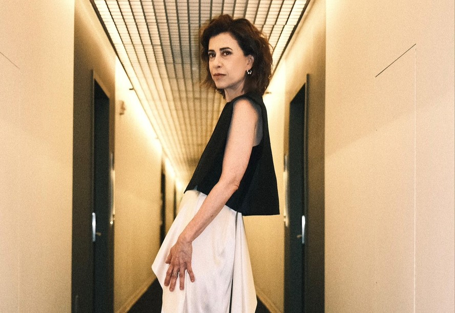 Fernanda Torres celebra 2 milhões de seguidores no Instagram