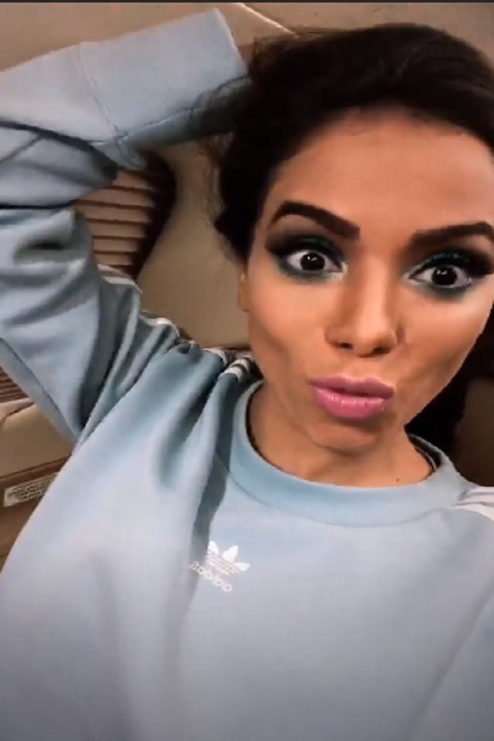 Anitta faz tutorial de make em avião: 'Está balançando, mas sei fazer'