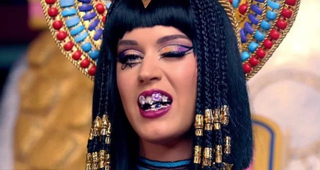 Katy Perry aparece como Cleópatra em novo videoclipe