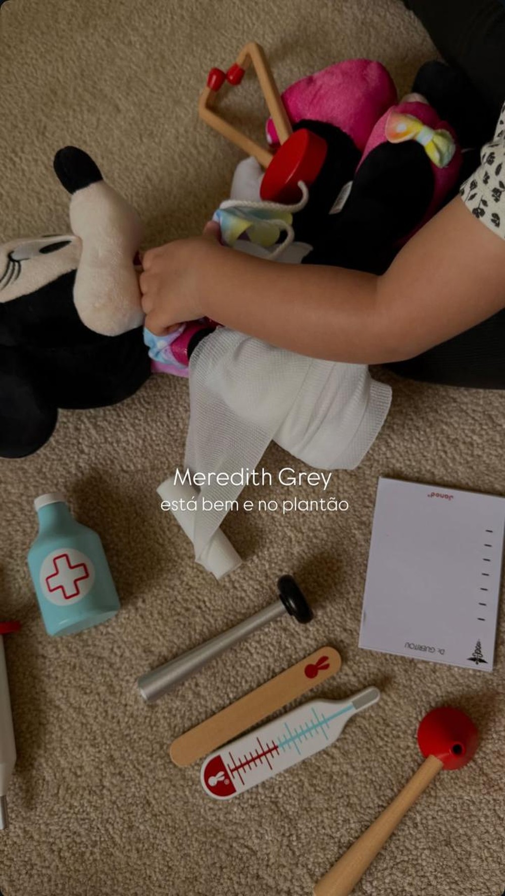 Amanda Kimberlly publica foto de Helena após cirurgia de emergência