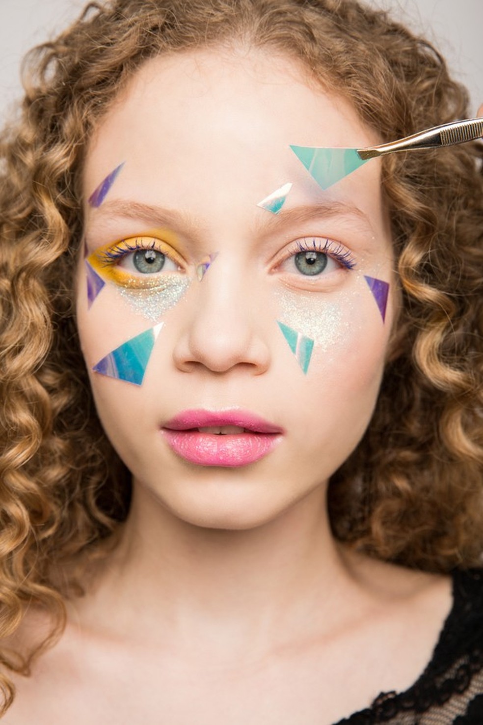 Make geométrico de Carnaval: aprenda um passo a passo superfácil