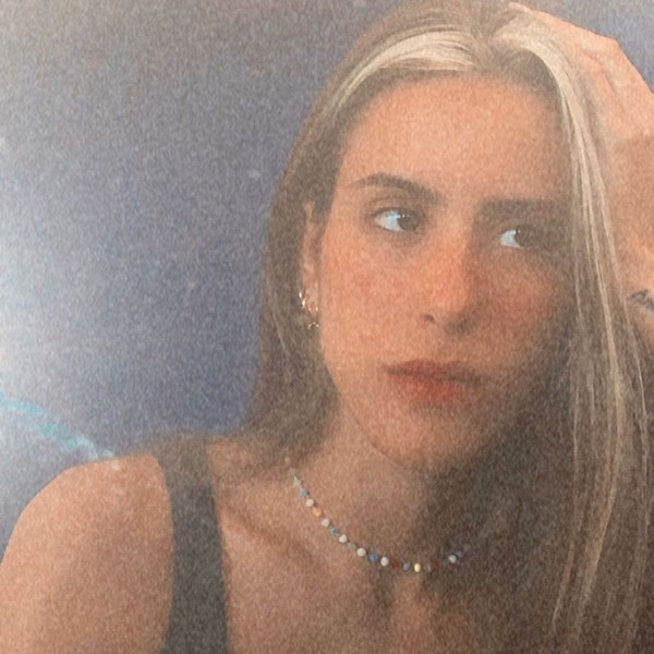 Ana Morais faz carão e diz: 'Você nunca conheceu uma garota como eu'