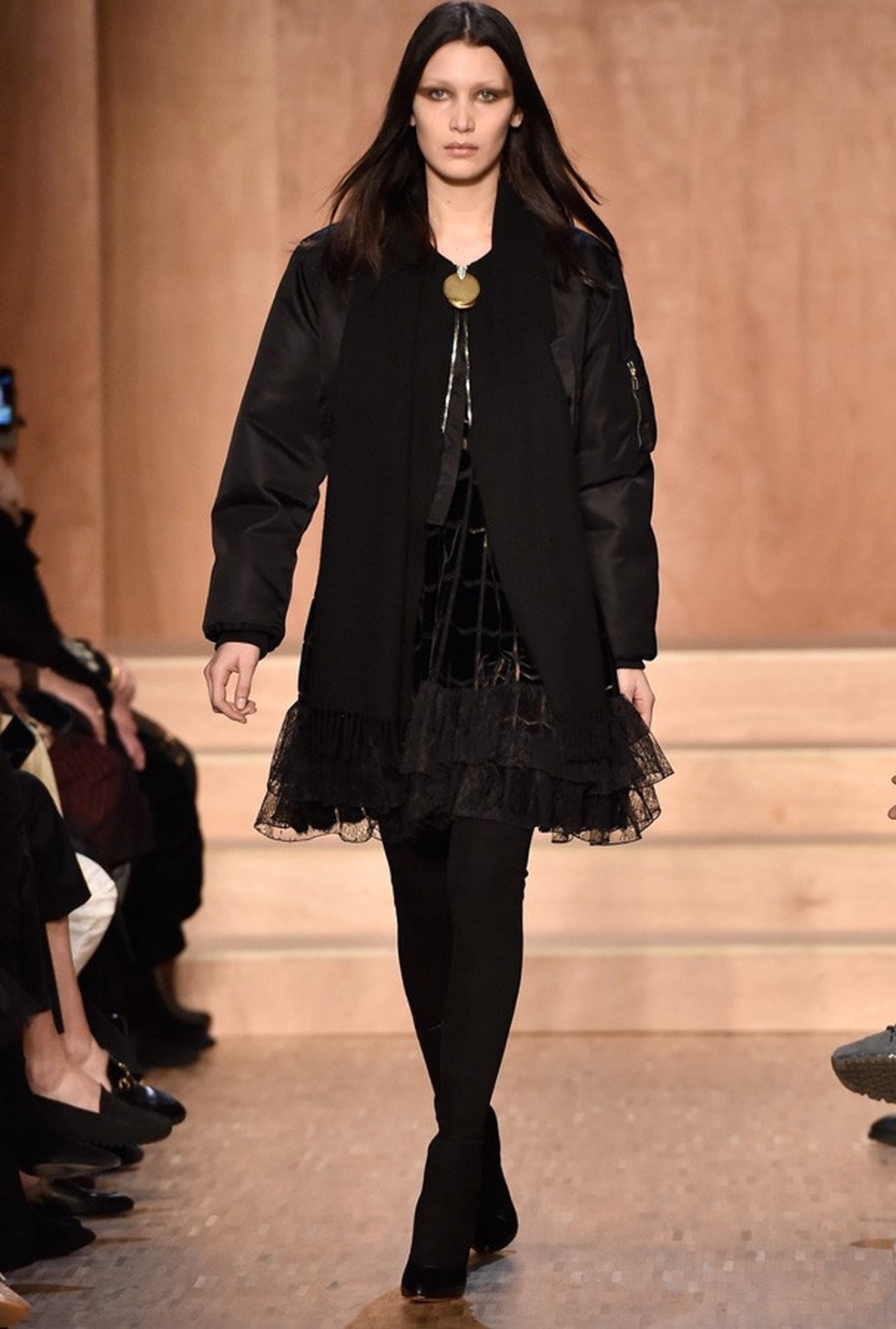 Bella Hadid é eleita modelo do ano em premiação de moda nos EUA