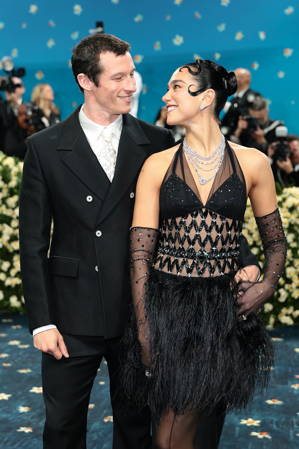 Met Gala 2025: Dua Lipa posa com o namorado, Calum Turner, pela ...