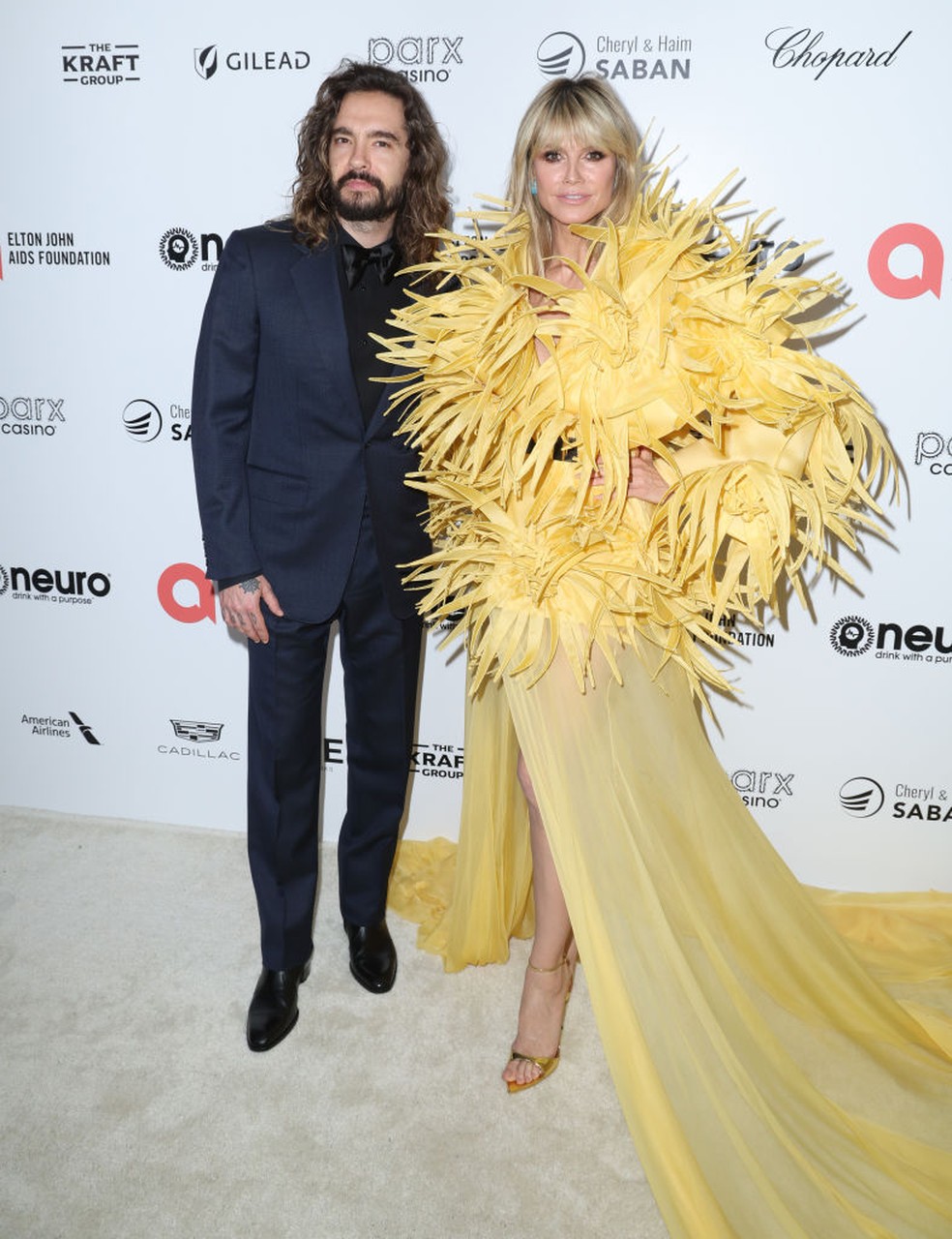 Heidi Klum chama atenção com look exuberante em festa de Elton John