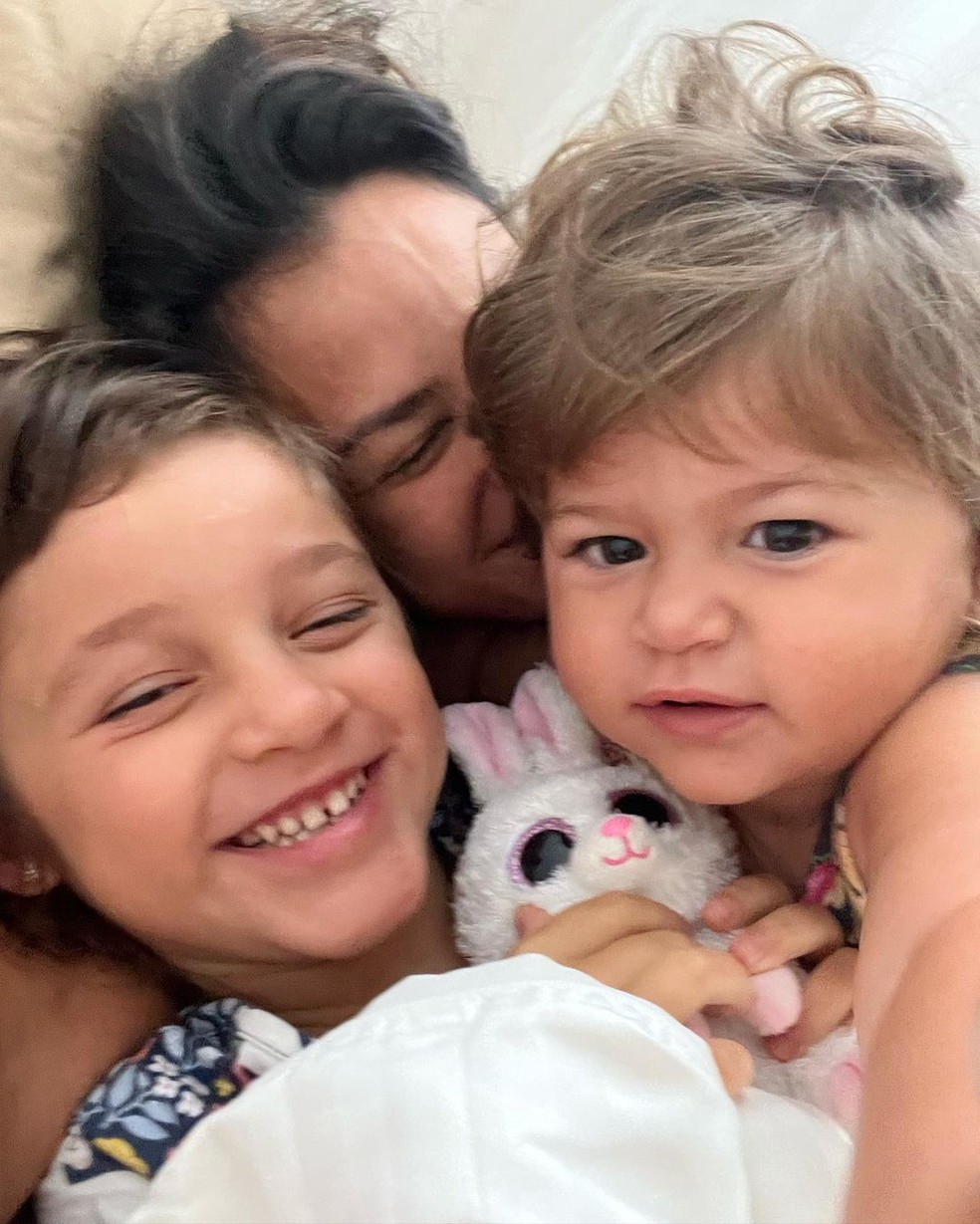 Yanna Lavigne posa com as filhas, frutos do relacionamento com Bruno ...