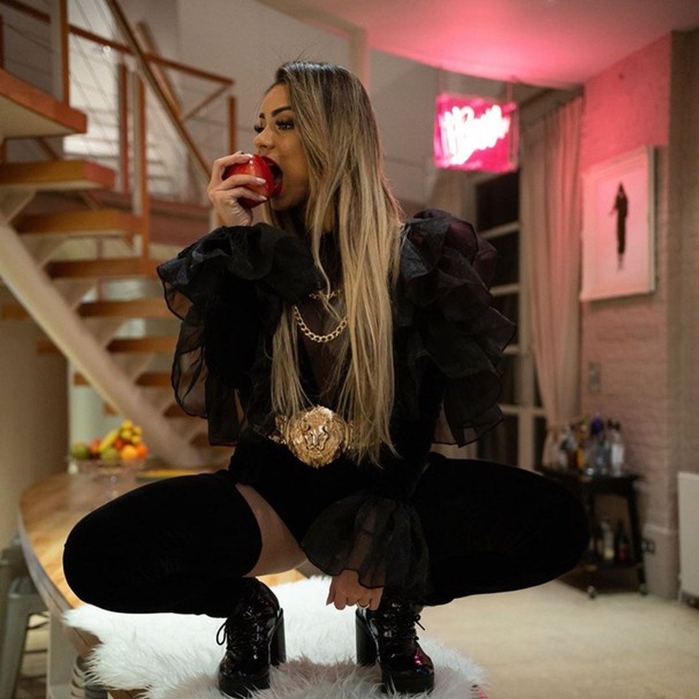 Lexa surge poderosa em clique em Londres e encanta fãs