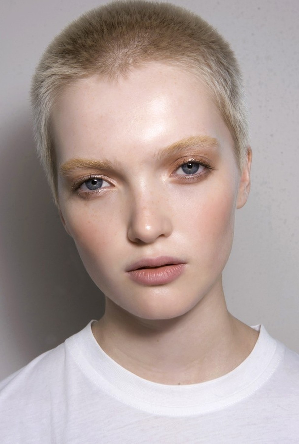 Modelos de cabelo raspado estão dominando as passarelas