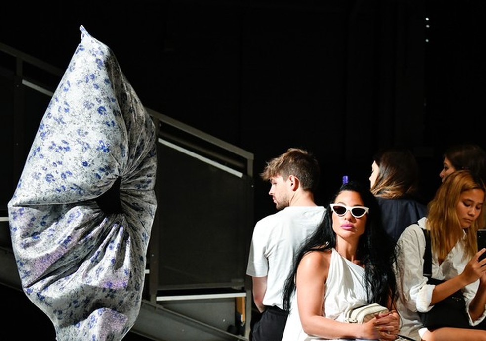 Os vestidos da Chalayan somos nós encarando a semana