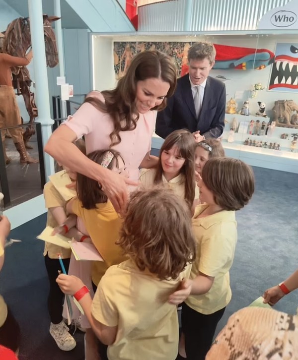 Kate Middleton aposta em novo look Barbiecore para reabertura do Young V&A em Londres