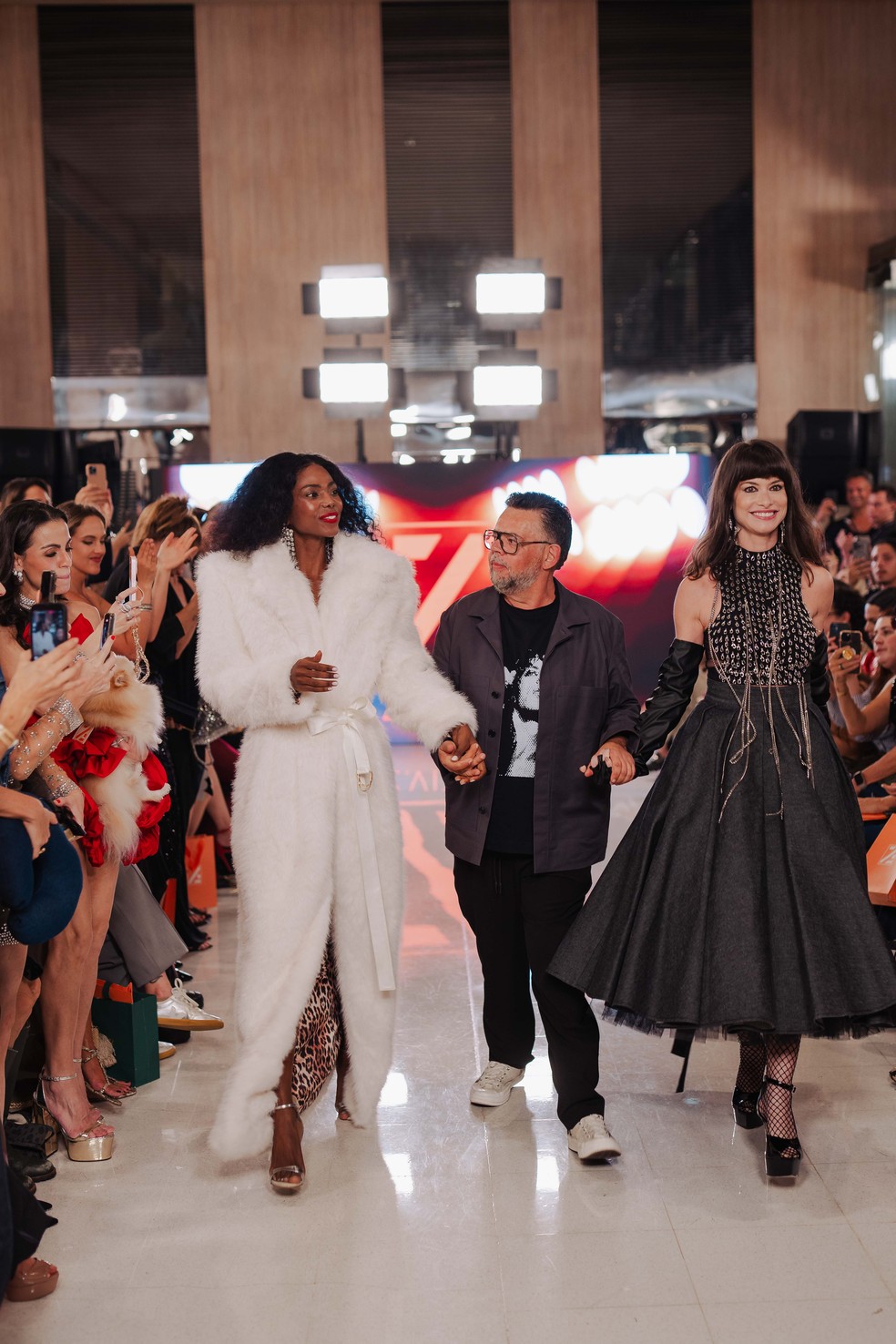 Alinne Moraes é a estrela de desfile inspirado em elementos do glam rock