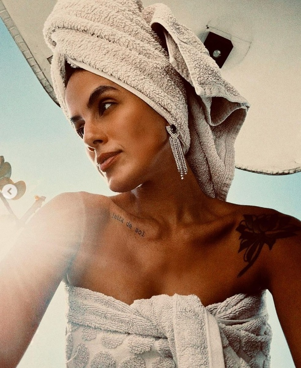 Carol Peixinho surge de toalha versão deluxe na web