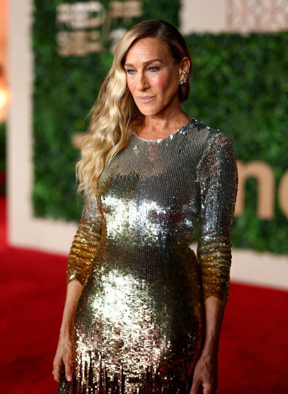 Sarah Jessica Parker brilha em vestido degradê metalizado em tapete ...