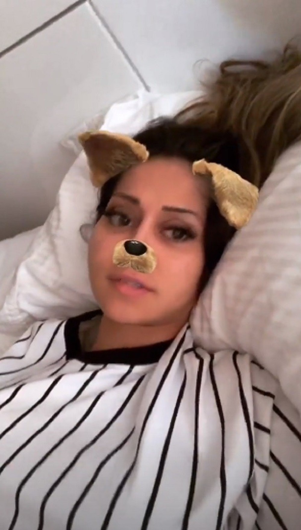 Mayra Cardi grava na cama e conta sobre problema na coluna