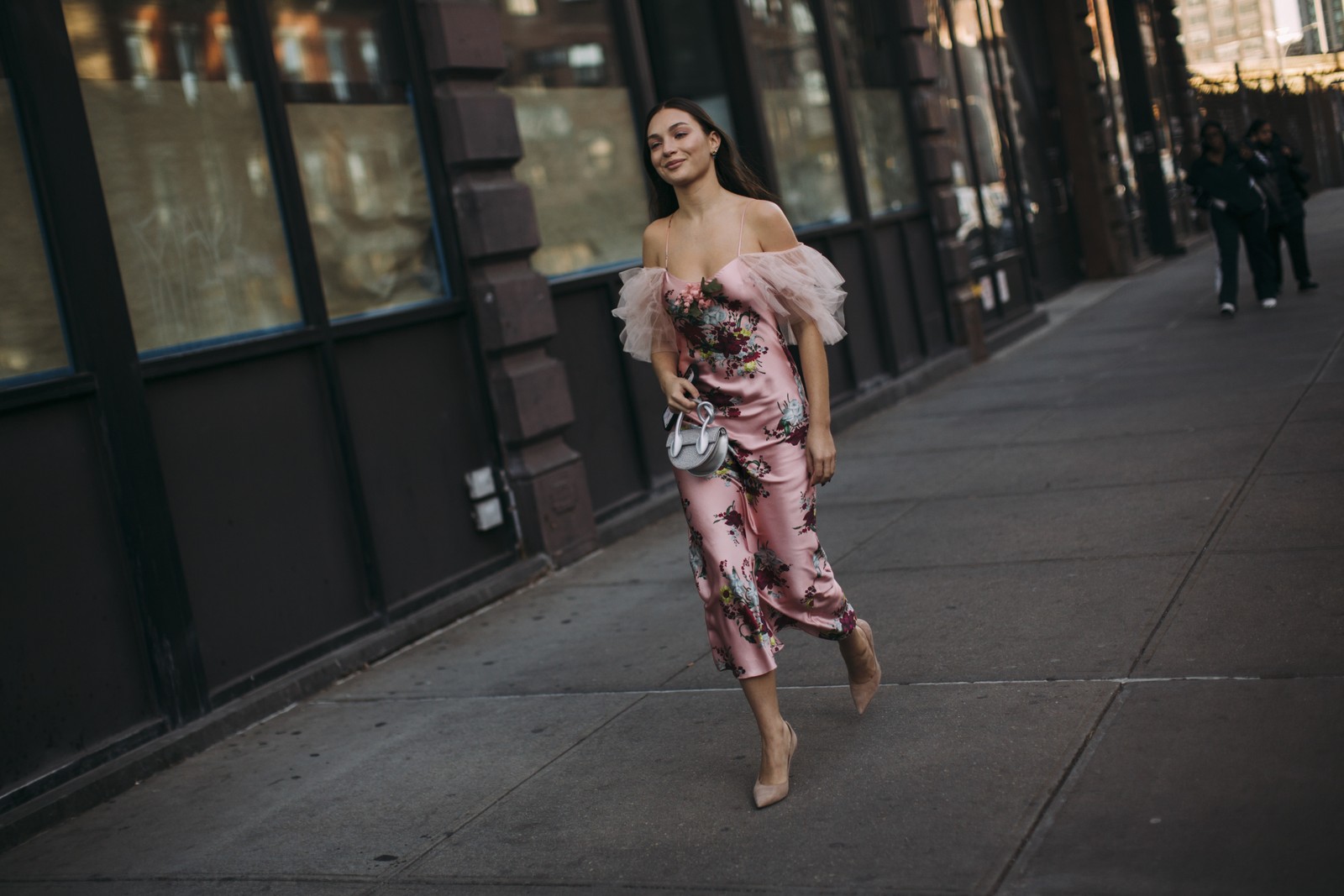Segundo o street style do NYFW, o rosa continua sendo sim a cor mais ...