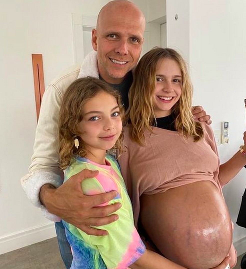 Prestes a dar à luz, Isa Scherer ganha carinho do pai Fernando Scherer ...