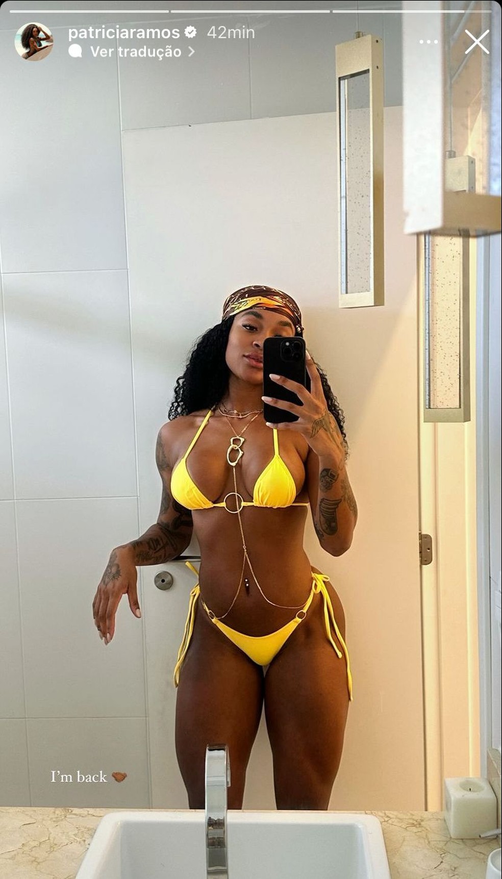 Patrícia Ramos exibe corpo escultural de biquíni amarelo