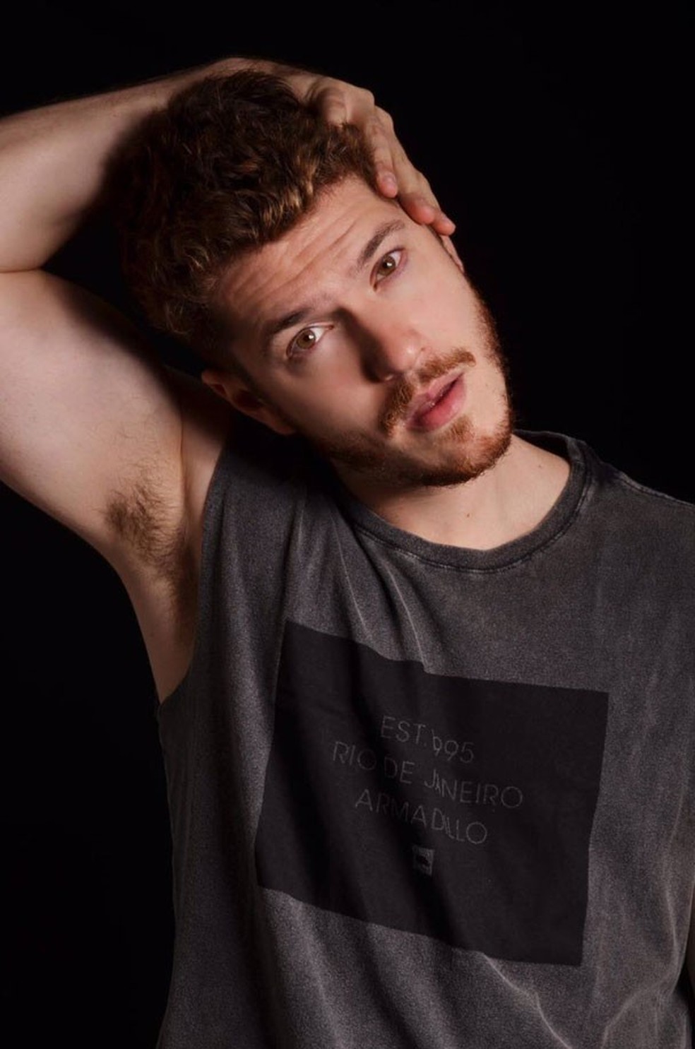 Caio Paduan fala sobre o vilão de 'Rock Story' e revela que namorada ...