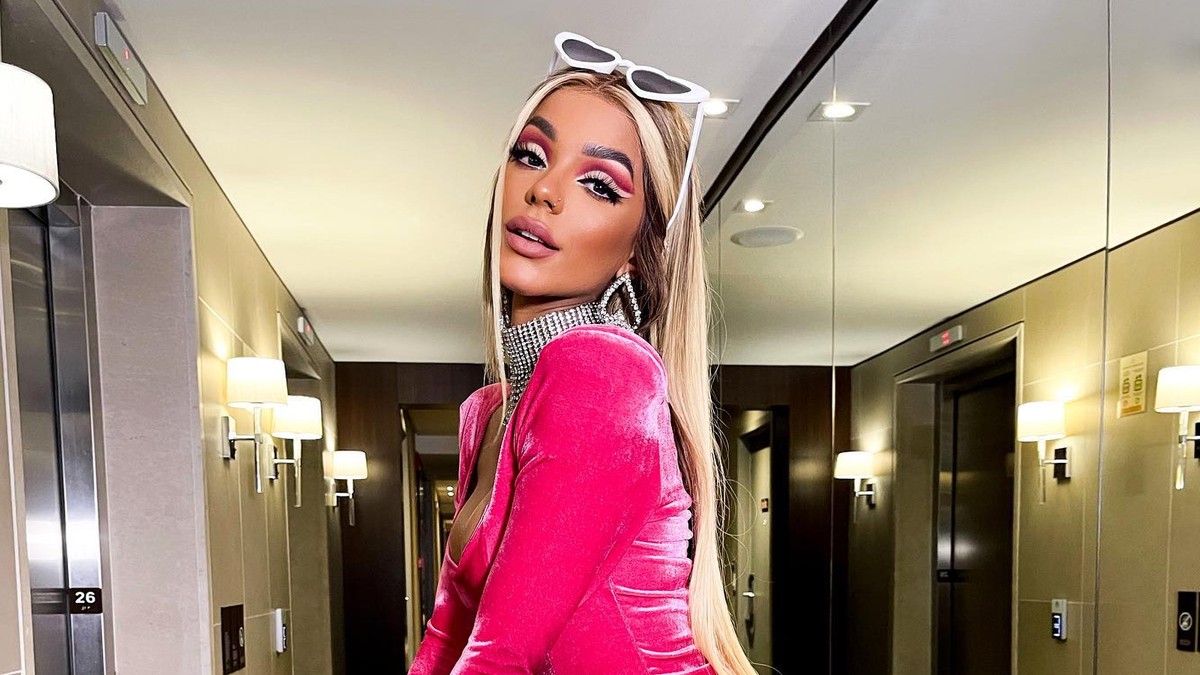 Brunna usou truque de beleza simples e elegante na primeira aparição ...