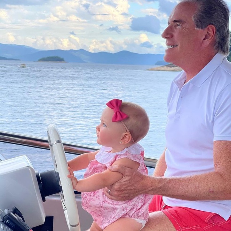 Vicky 'dirige' barco de Roberto Justus e fãs brincam: 'Já tem cara de ...