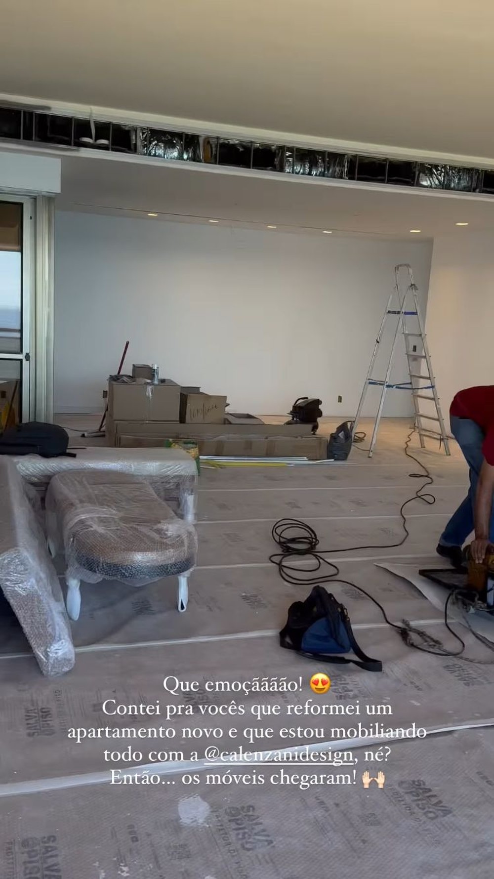 Ana Furtado mostra móveis sendo içados para novo apartamento: 'Conquista'