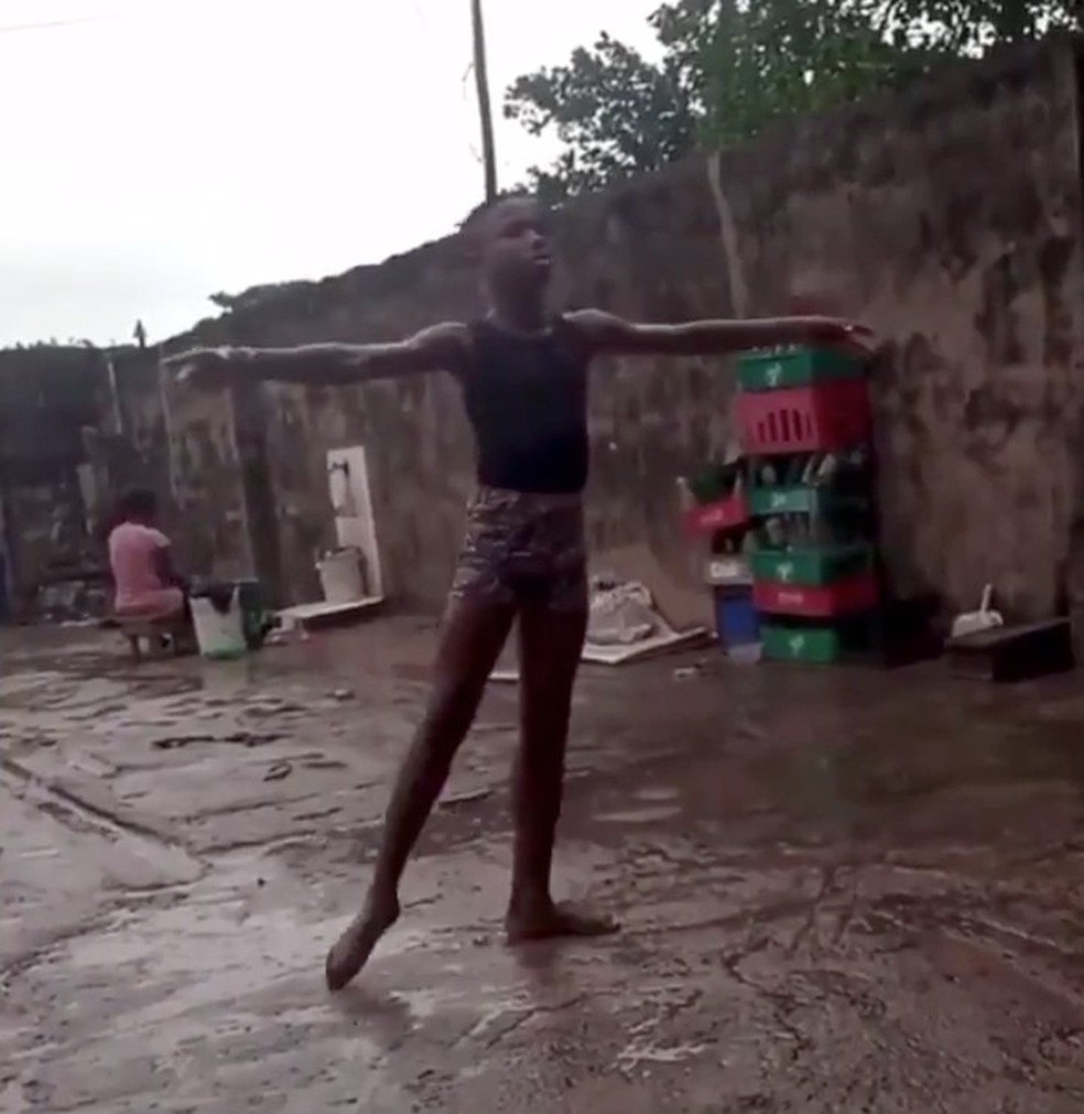 Bailarino nigeriano ganha bolsa de estudos para dançar em Nova York