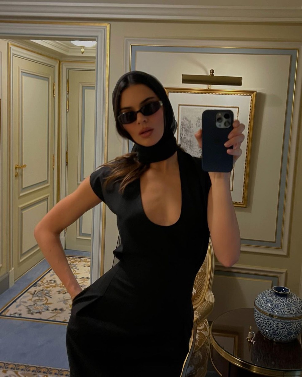 Com look misterioso, Kendall Jenner mira em Audrey Hepburn para curtir tarde em Paris