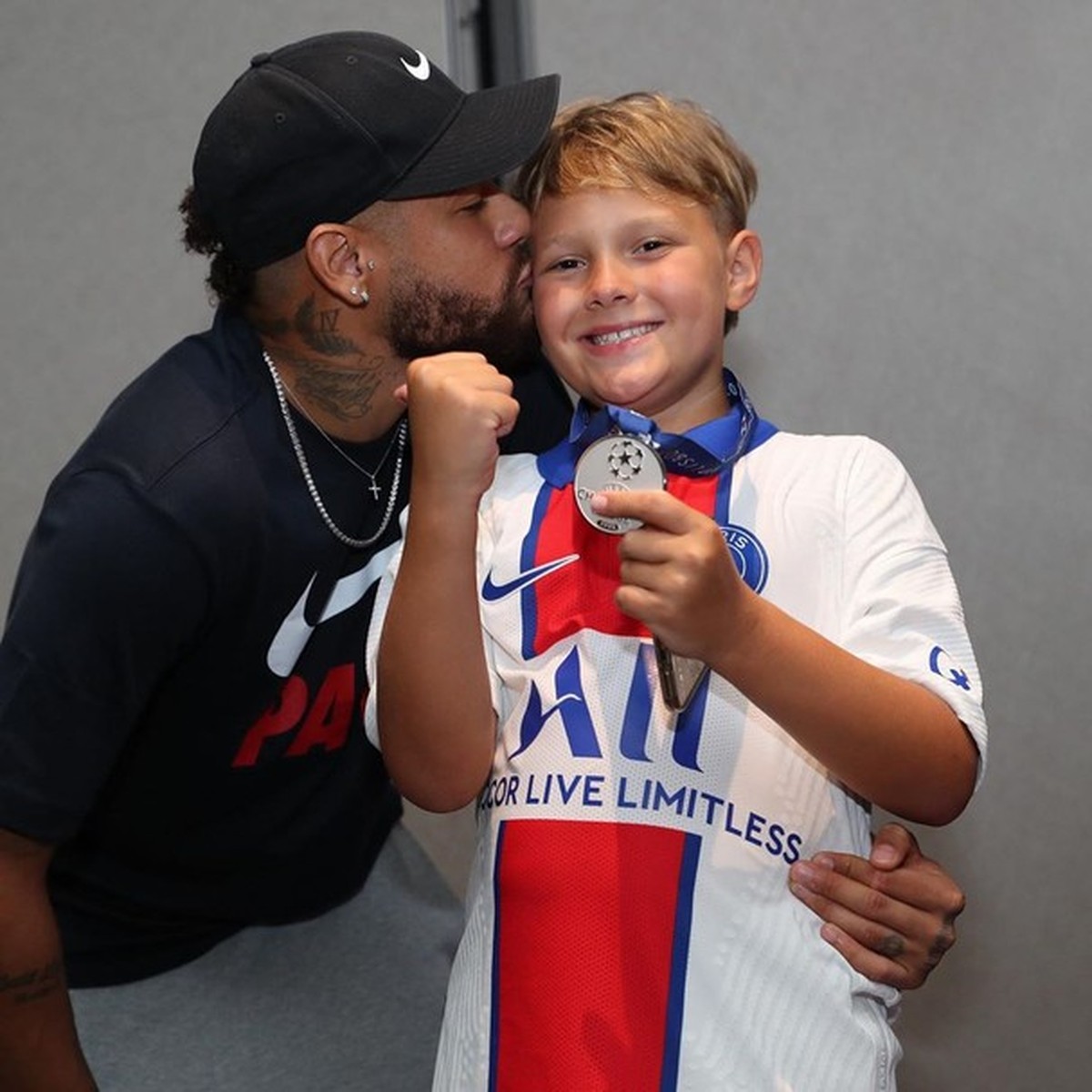 Davi Lucca comemora 9 anos com a medalha de vice-campeão de Neymar