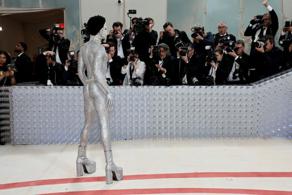 Lil Nas X surpreende com visual arrojado e brilhante para Met Gala 2023