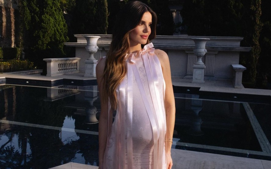 Camila Queiroz exibe barriguinha de grávida e ganha elogios de Alice ...