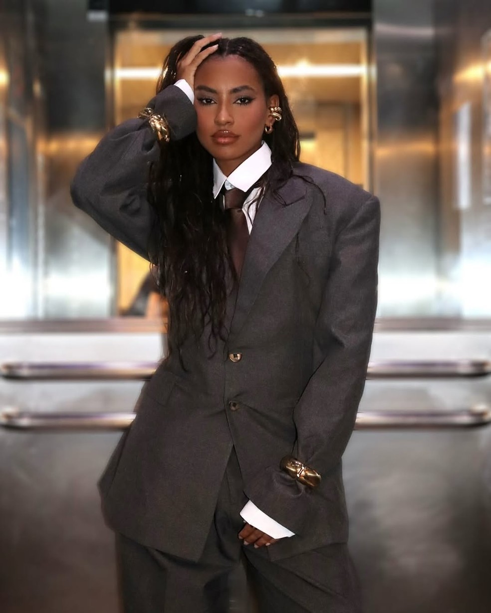 Após o final de Mania de Você, Gabz mostra clima de romance com Jaffar Bambirra em passeio de lancha