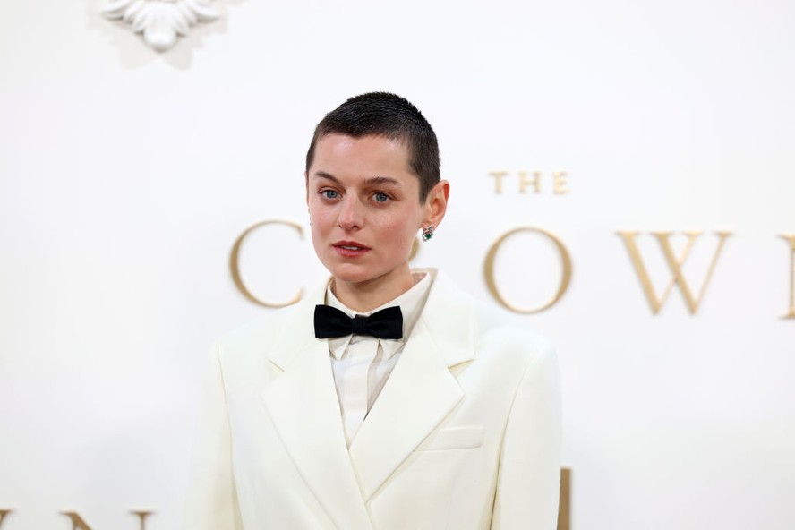 Emma Corrin se inspira em look da Lady Di dos anos 1980 para a première ...