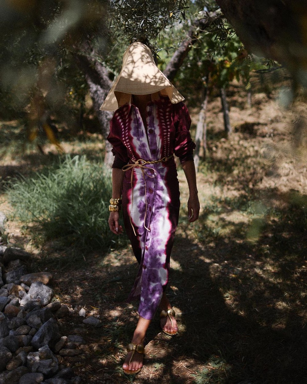 Sabrina Sato surge estilosa com look tie-dye e maxi chapéu em Roma